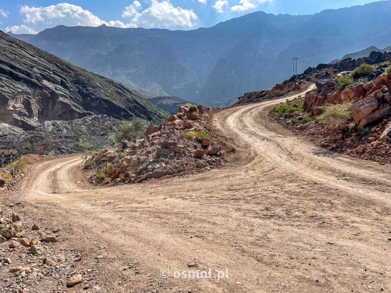 Droga do Kanionu Węża w górach Al-Hadżar. Oman