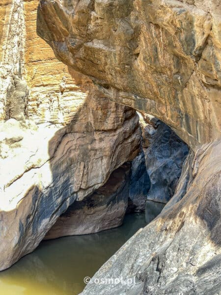 Droga do Kanionu Węża w górach Al-Hadżar. Oman